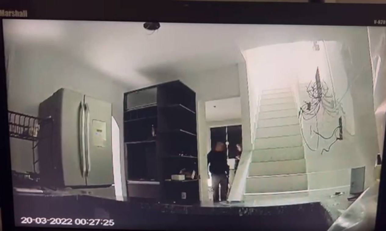 No Jacarezinho, vídeos mostram que casa pode ter sido invadida por PMs ...