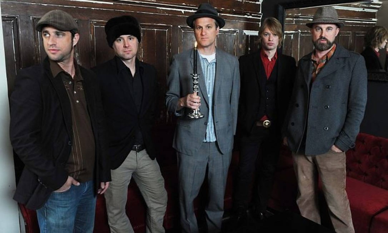 Líder do Cake, banda que não lançava disco há sete anos, defende ...