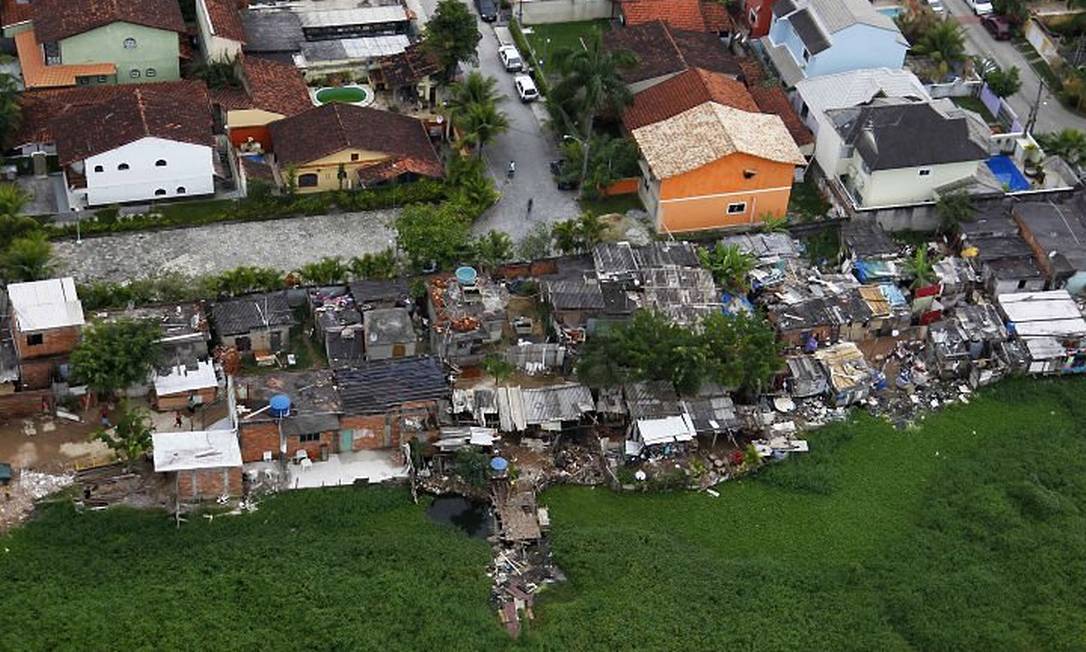 Condomínio de classe média e favela, em Vargem Pequena, não têm casas ...