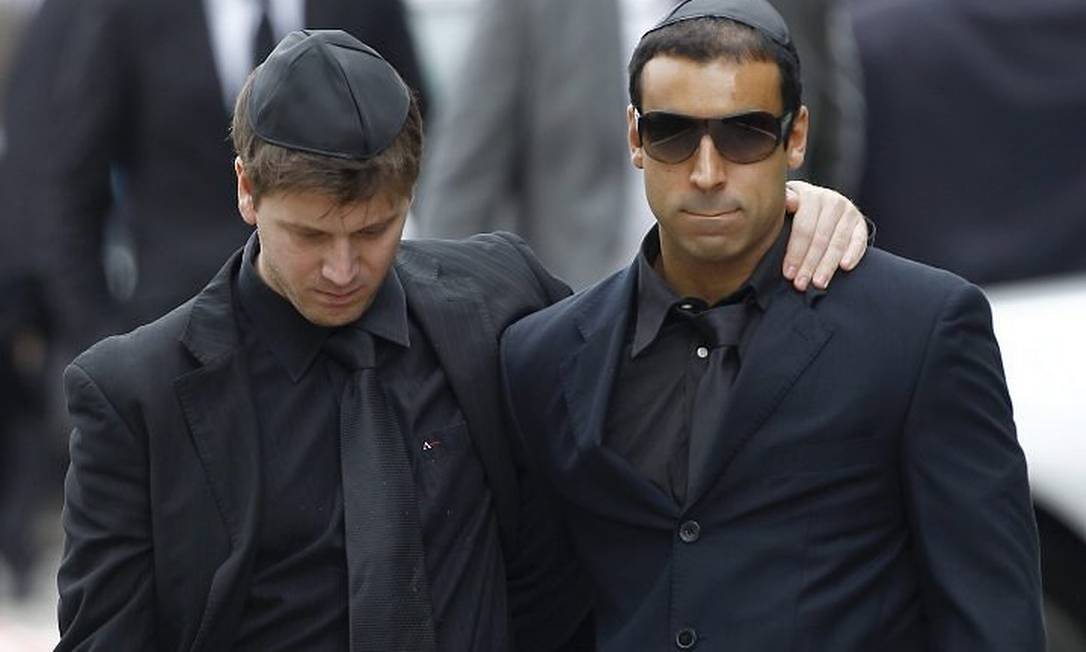 Humorista do 'Pânico' se infiltra no funeral de Amy Winehouse na ...