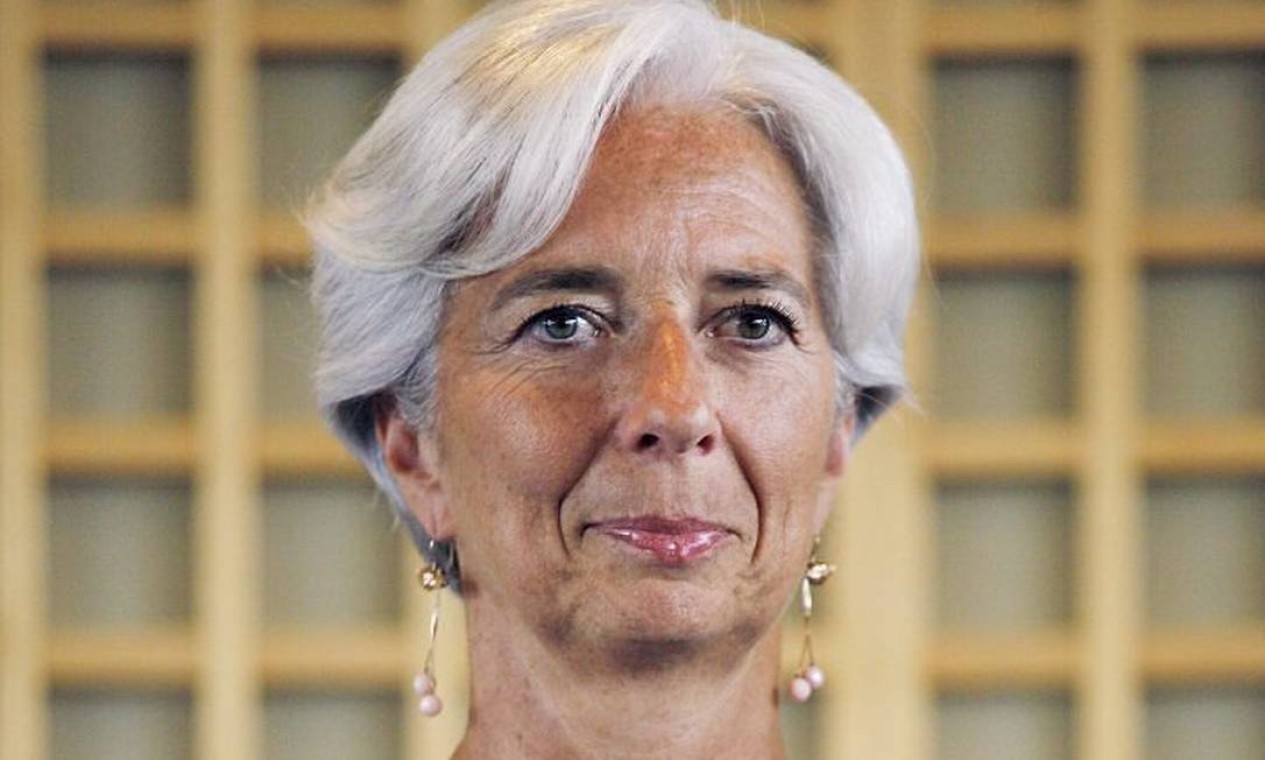 Christine Lagarde, primeira mulher a comandar FMI, assume hoje com ...
