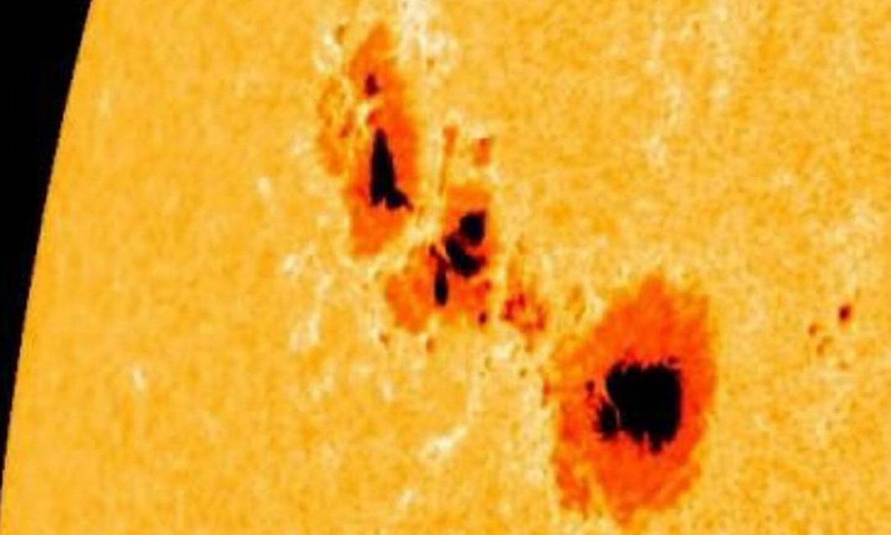 Mancha solar mostra mais sinais de atividade enquanto se volta para a ...