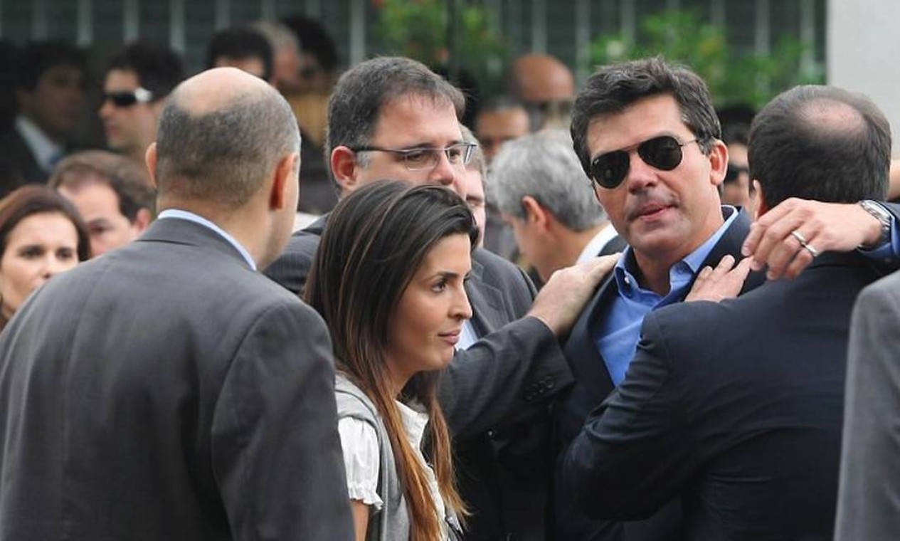 Corpo de Jordana Cavendish é cremado em cerimônia com presença de ...