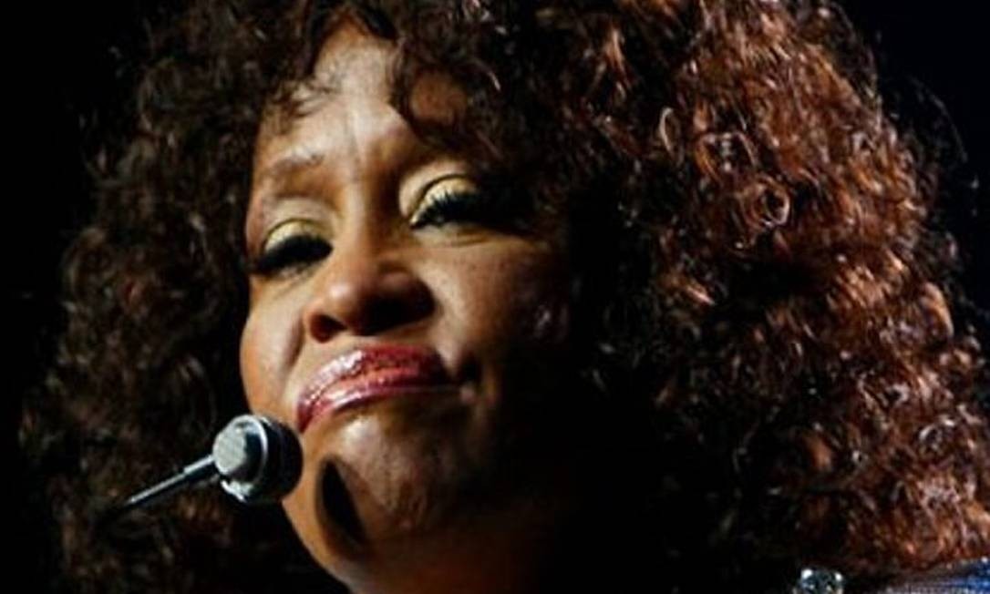 Whitney Houston continua tratamento para deixar as drogas após 30 dias ...