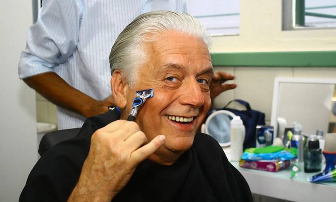 Jaques Wagner vende a barba por R$ 500 mil para doação ao Instituto ...