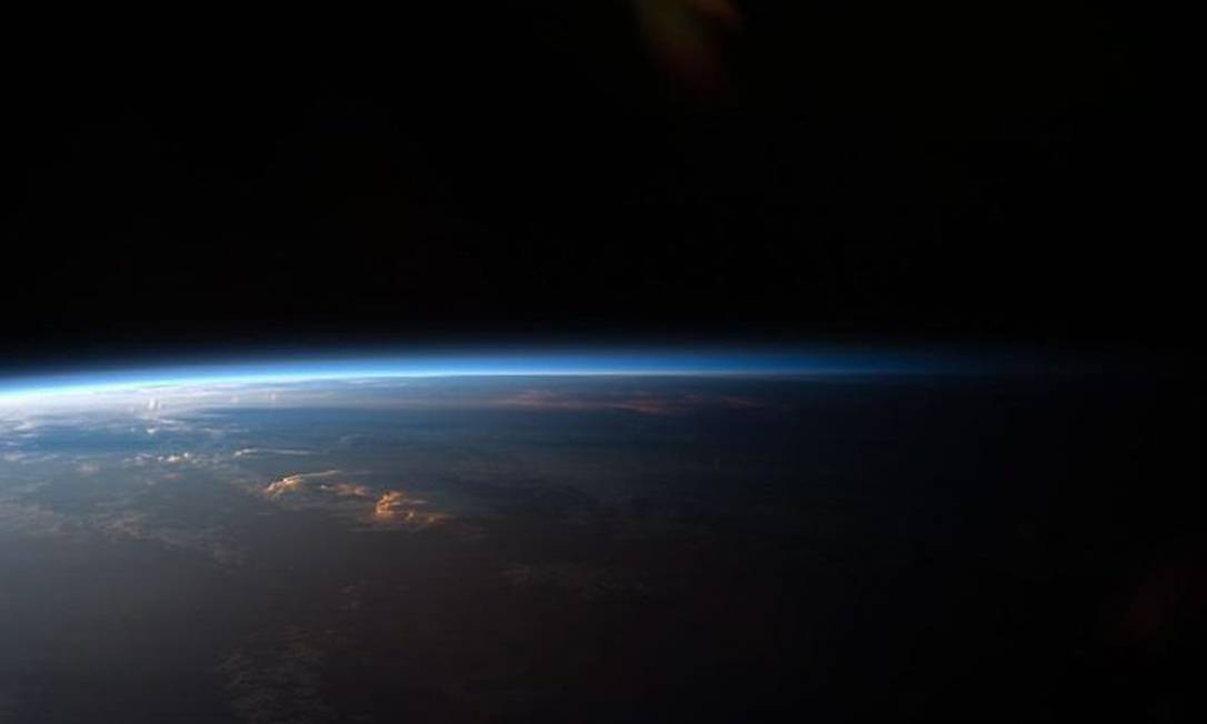 Nasa divulga foto do pôr do sol na América do Sul feita pela tripulação ...