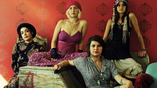 O som experimental e psicodélico da banda Warpaint salta de Los Angeles ...