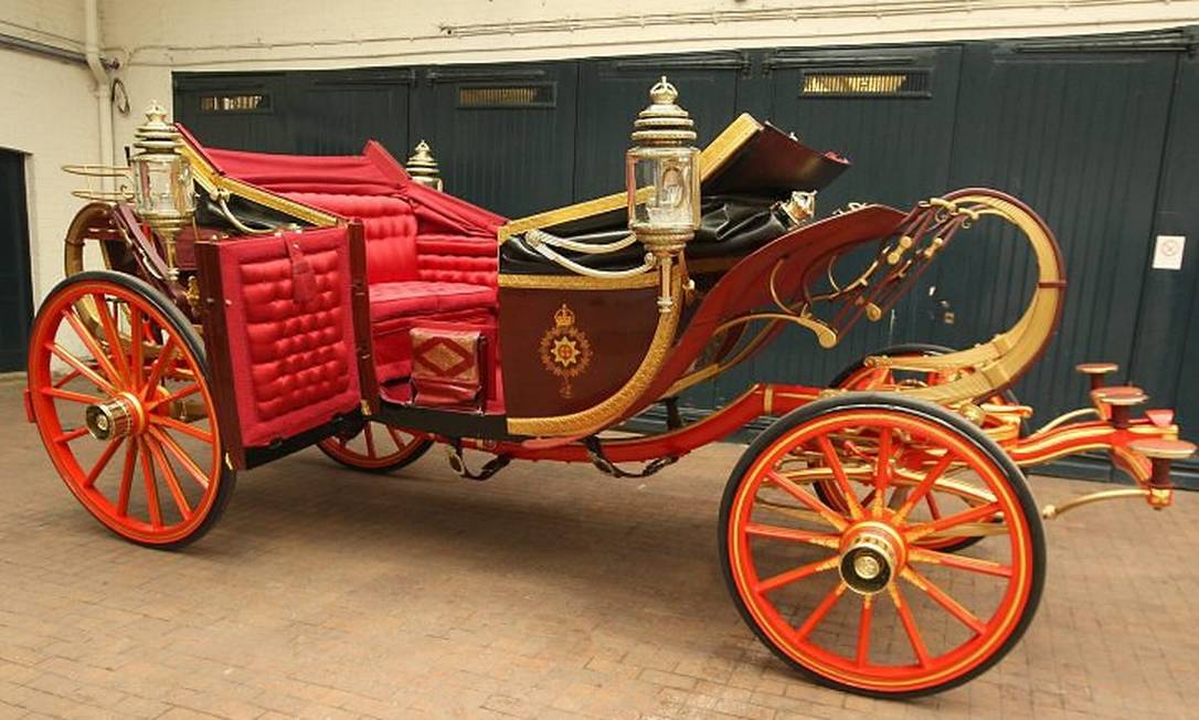 Carruagem que vai transportar William e Kate em cortejo após casamento ...