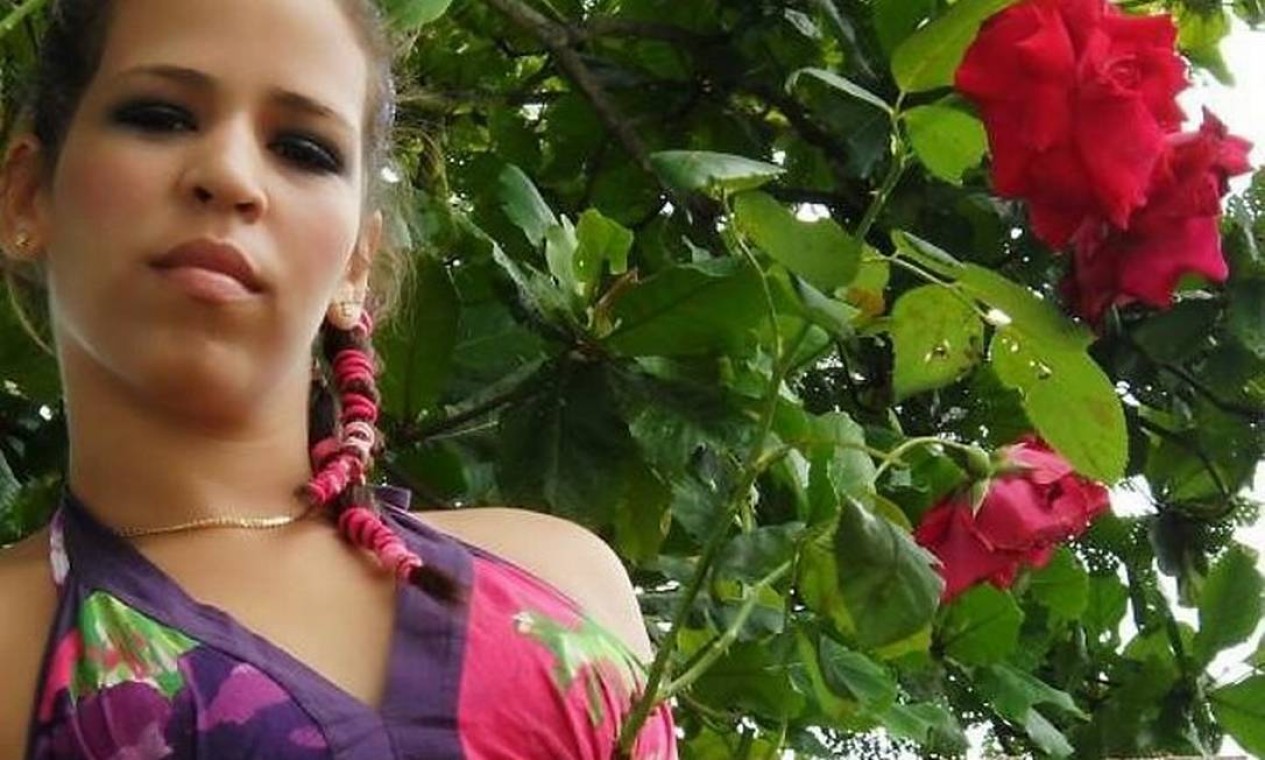 Promessa do hip hop nacional, a MC Flora Matos faz show esta quinta ...