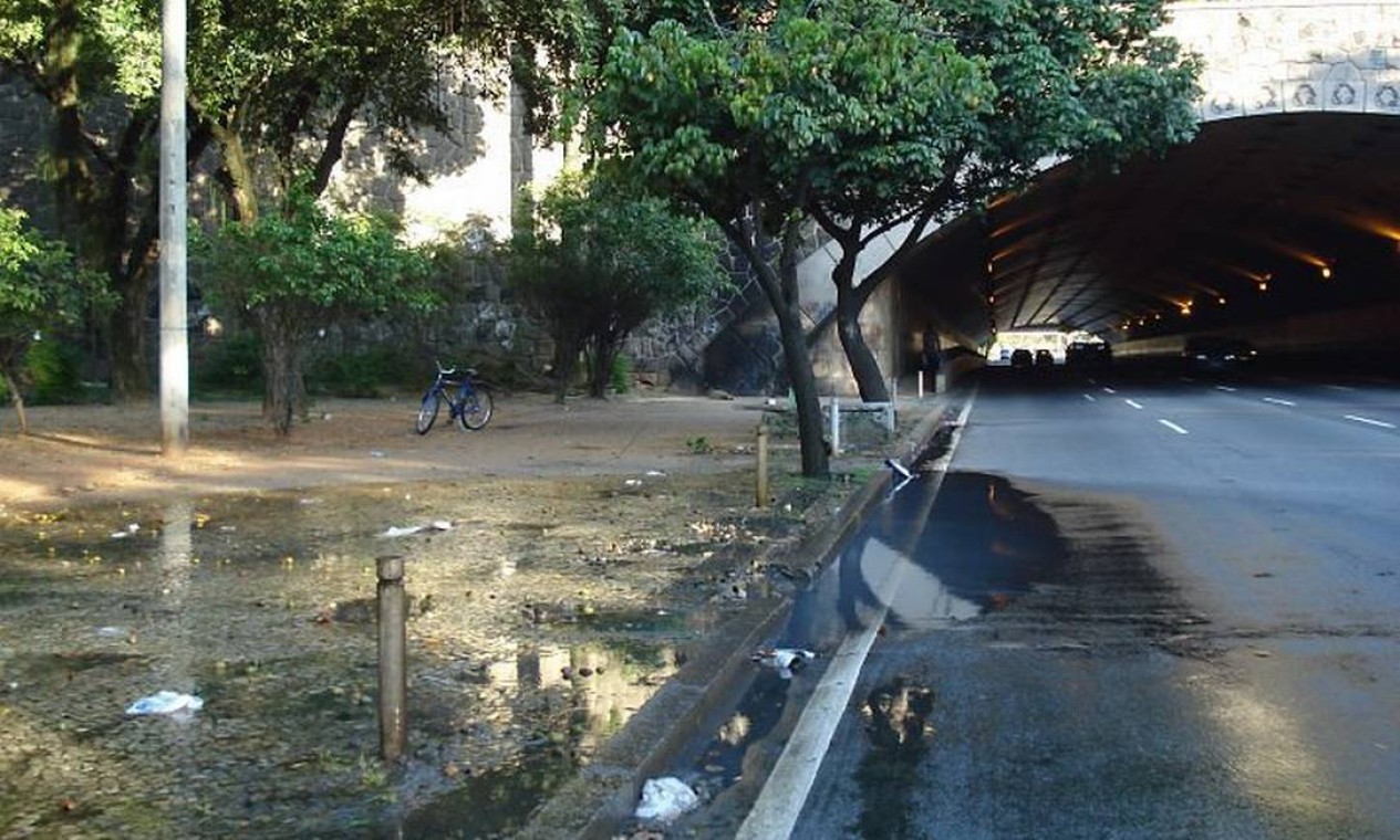 Água vaza nas proximidades do Túnel do Pasmado em Botafogo - Jornal O Globo