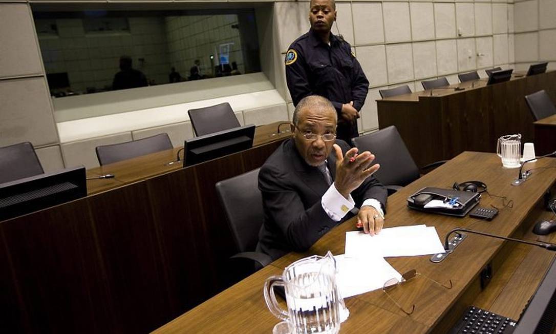 Advogado do ex-ditador Charles Taylor abandona tribunal chamando ...