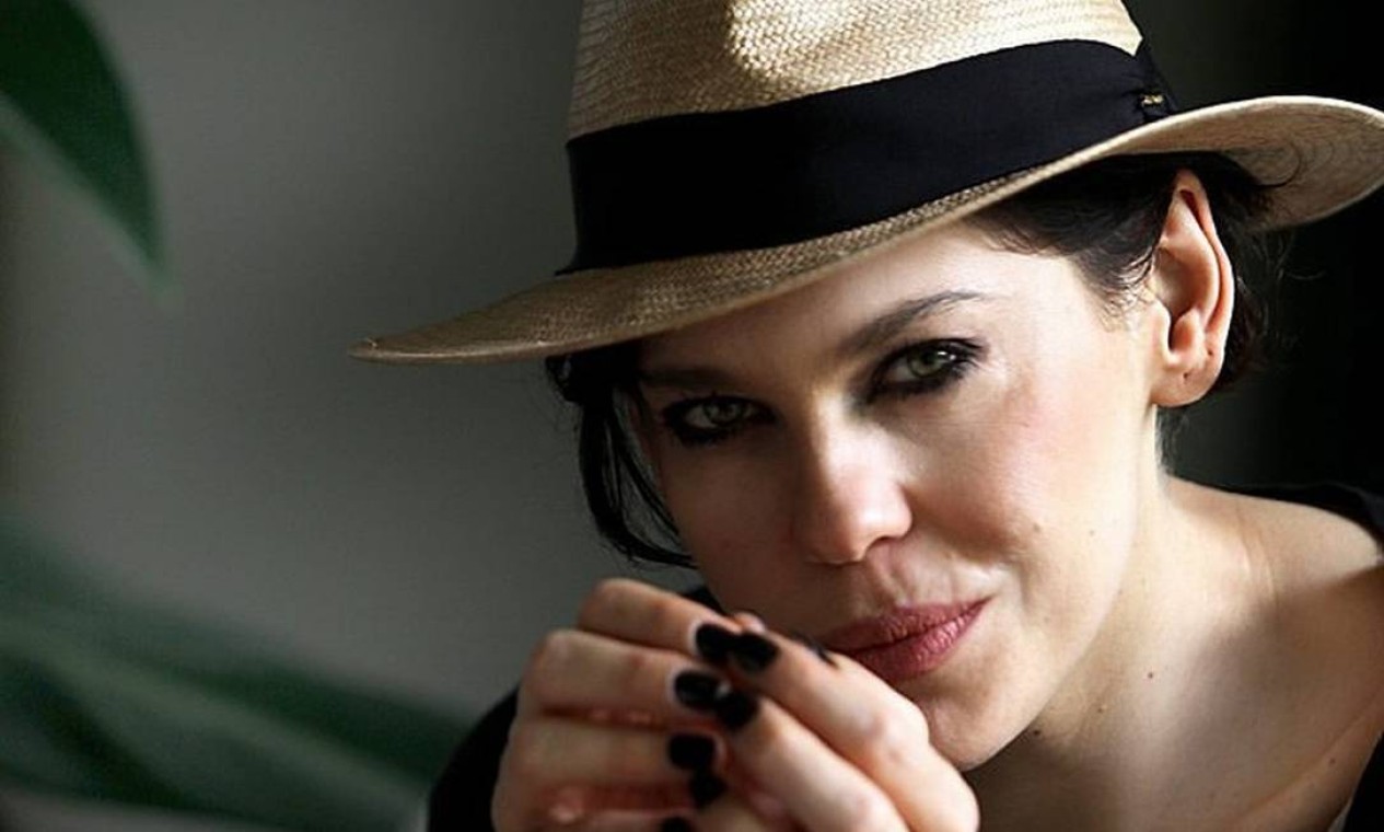 A TV de Bárbara Paz: atriz chora diante do canal Animal Planet e ri com ...