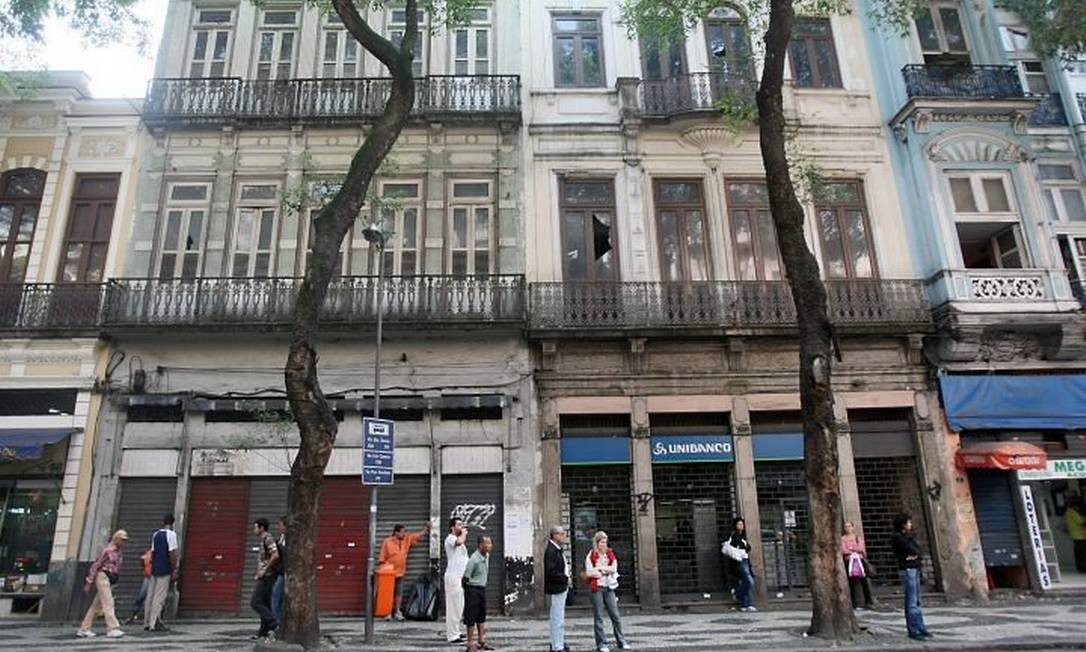 Prefeitura faz obra à noite para recuperar pavimentação na Rua da ...