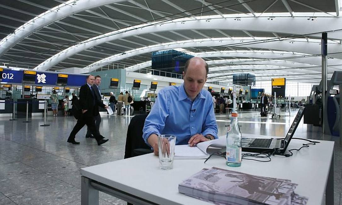 Um escritor na sala de embarque: Alain de Botton faz de Heathrow de ...
