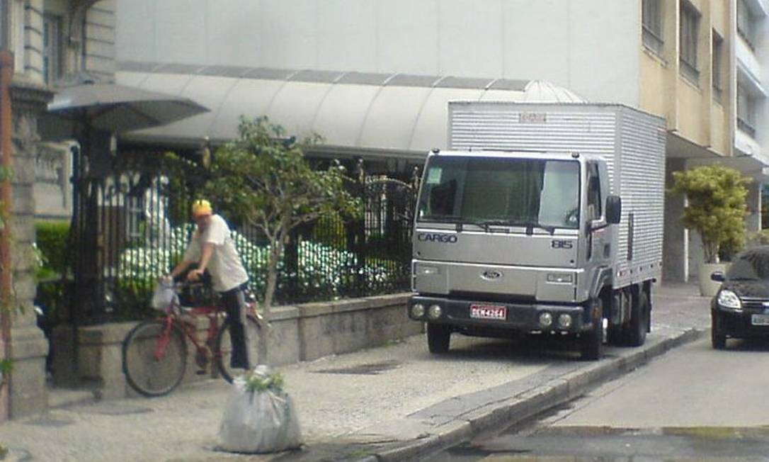 Leitores reclamam de estacionamento irregular em ruas da Zona Sul do ...