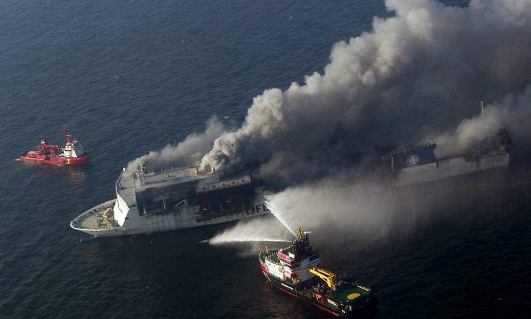 Mais de 200 passageiros são resgatados de balsa após explosão no Mar ...