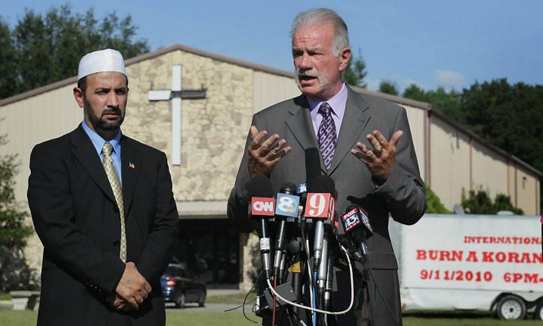 Pastor que ameaça queimar Alcorão viaja para Nova York, diz amigo ...
