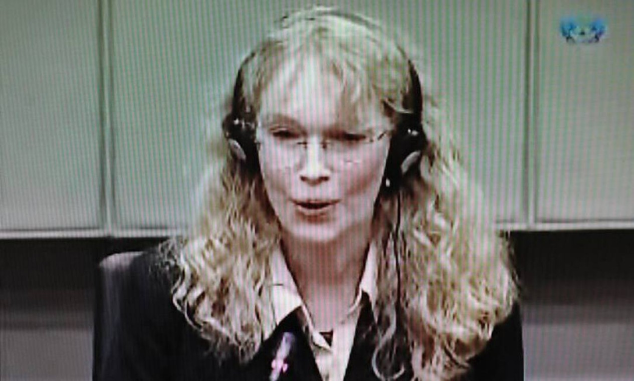 Mia Farrow afirma que Naomi Campbel disse que recebeu diamante de ...