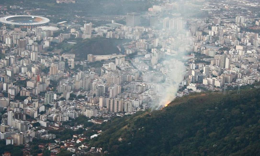 Leitores registram incêndio no Morro do Salgueiro na Tijuca, Zona Norte ...
