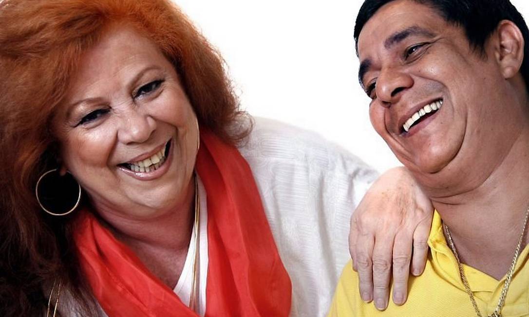 Sambista visita a madrinha, que se recupera de uma cirurgia, e dedica a ...