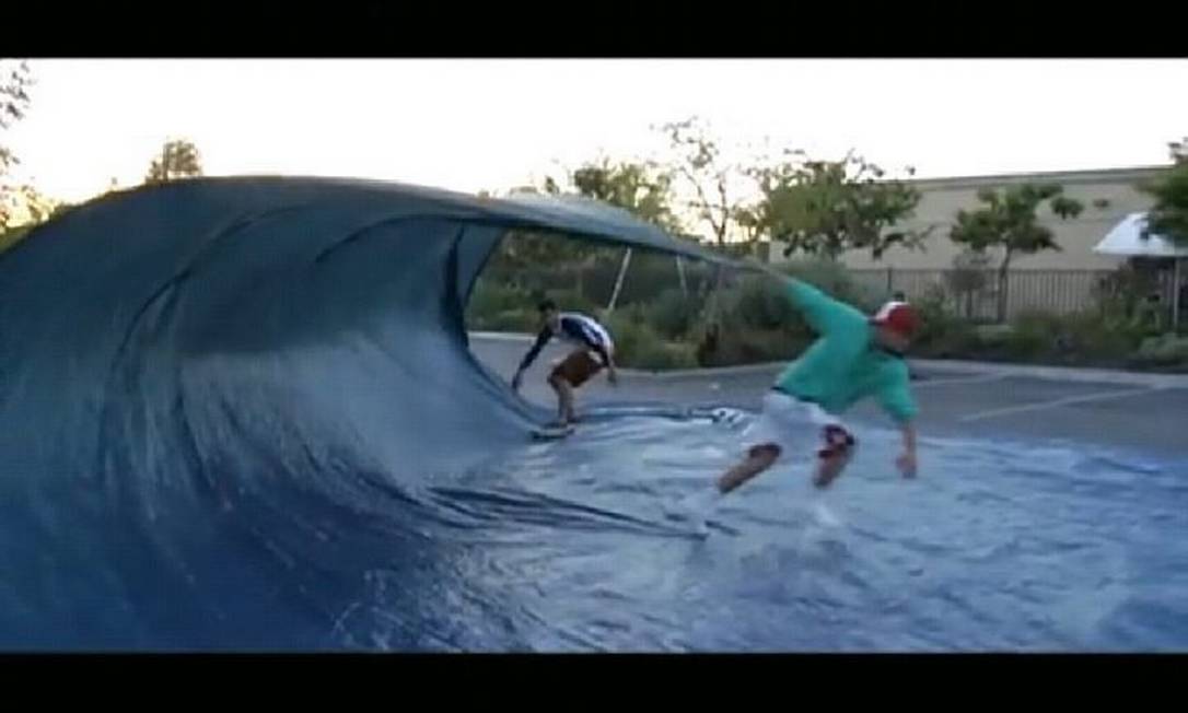 Californianos criam o tarp surfing para driblar a falta de ondas do ...