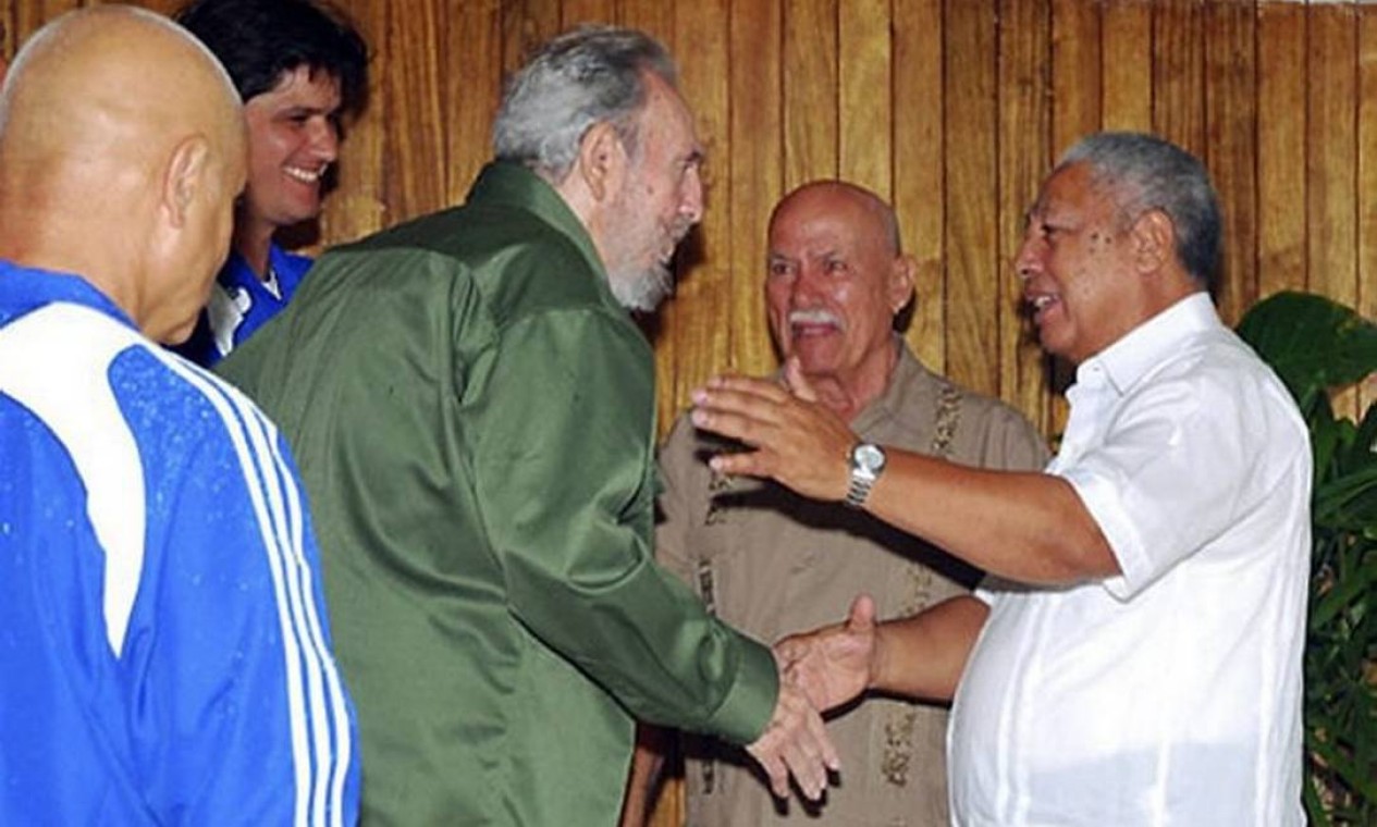 Após quatro anos, Fidel Castro volta a ser visto em público usando ...