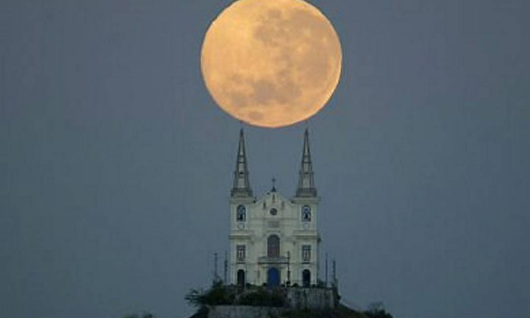 Internautas registram imagens da bela lua cheia em vários pontos do Rio de Janeiro - Jornal O Globo