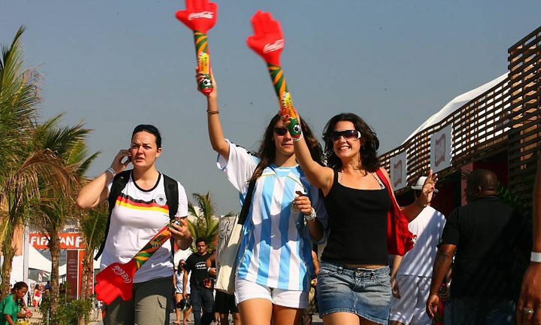 Público lota a arena do Fifa Fan-fest na Praia de Copacabana - Jornal O ...