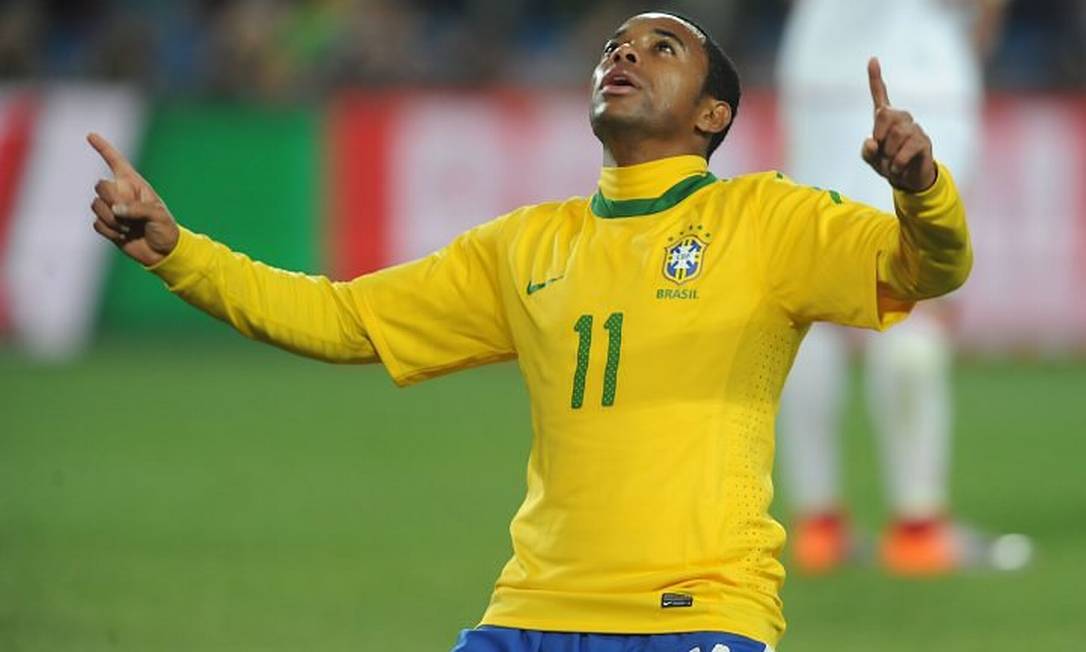 'Estrela' de Robinho brilha e atacante marca seu primeiro gol em Copas ...