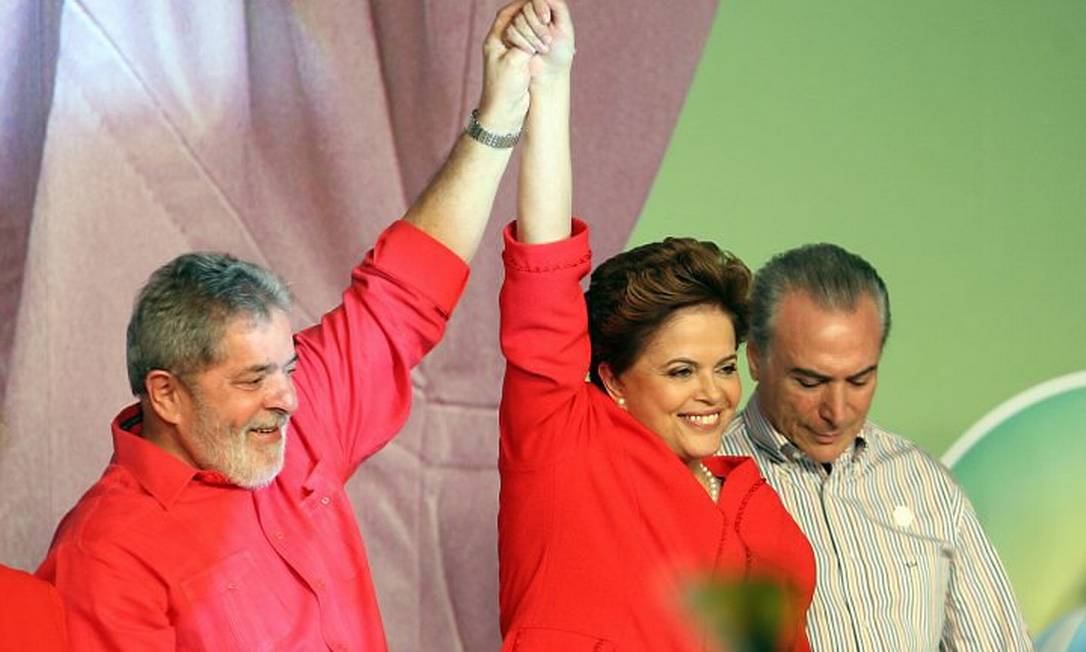 Ao lado de Lula, Dilma Rousseff é oficializada candidata à disputa ...