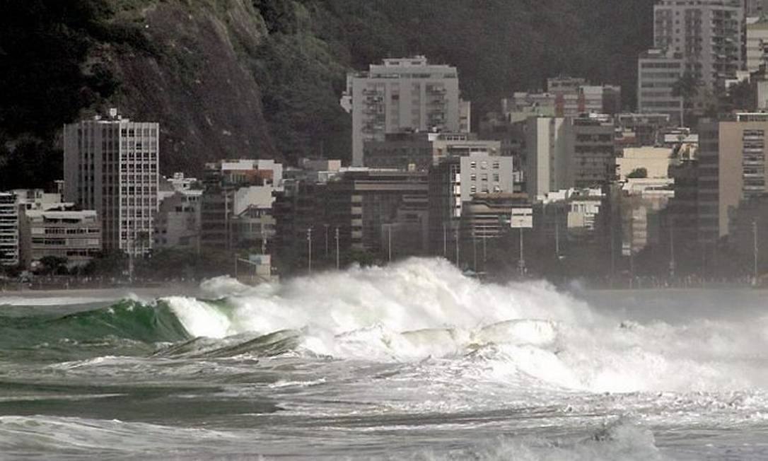 Ondas grandes atingem as praias da Zona Sul do Rio e leitor registra ...