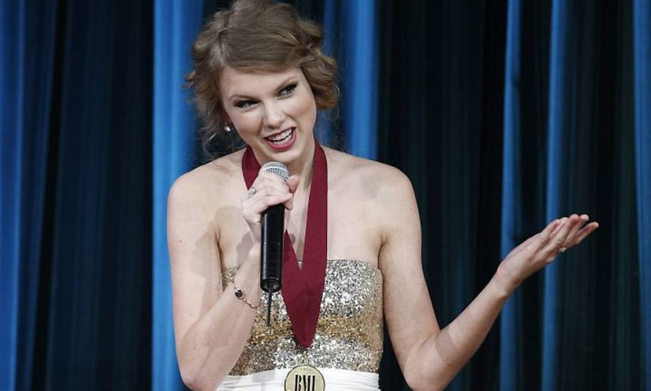 Taylor Swift recebe prêmio de música do ano em Los Angeles - Jornal O Globo