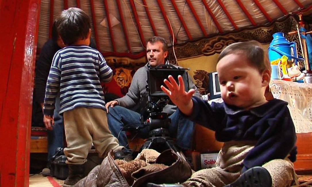 Documentário sobre bebês levanta polêmica sobre trabalho infantil nos ...