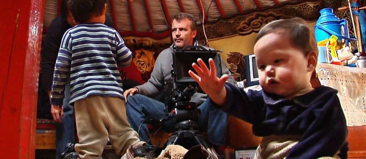 Documentário sobre bebês levanta polêmica sobre trabalho infantil nos ...