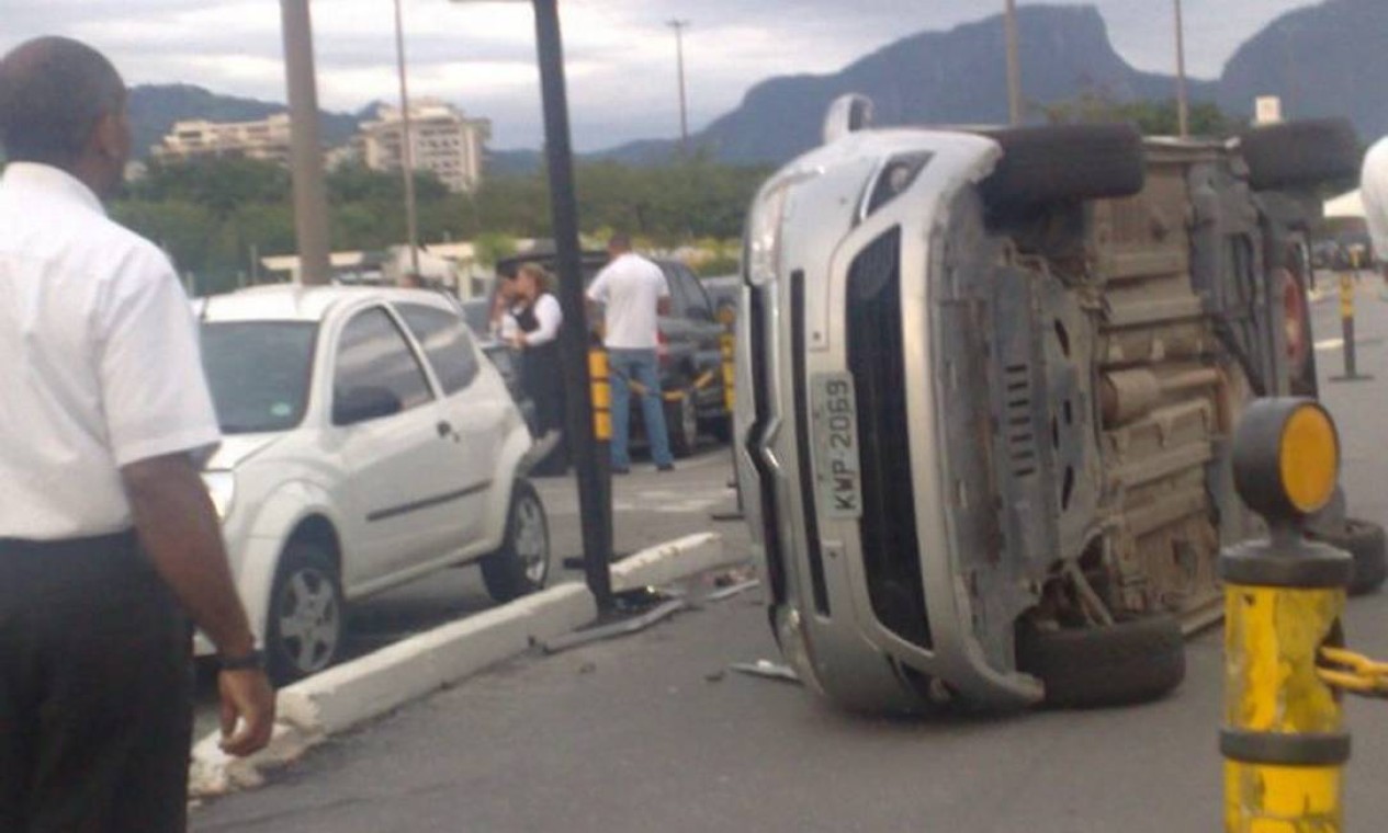 Internauta mostra carro capotado em estacionamento de shopping na Barra ...