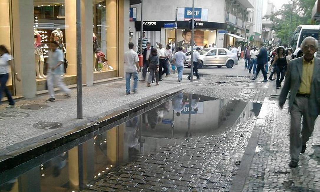Internautas mostram vazamento na Rua da Quitanda, Centro do Rio ...