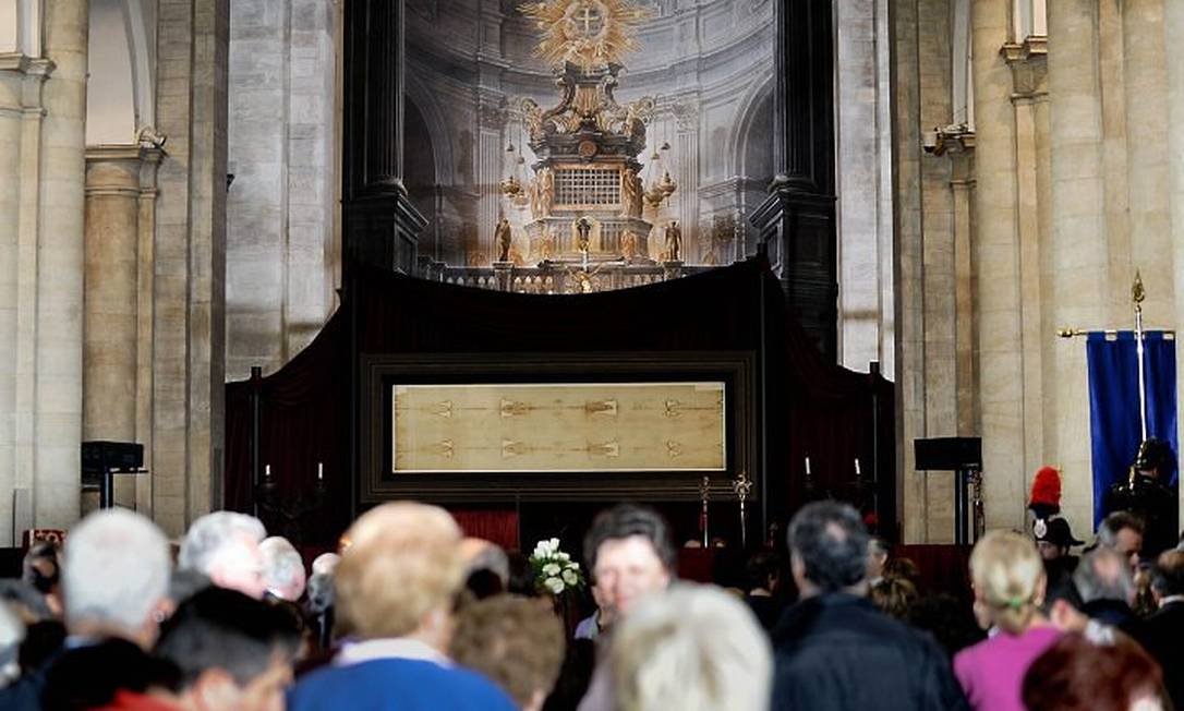 Fiéis visitam a Catedral de Turim, na Itália, para ver de perto o Santo ...