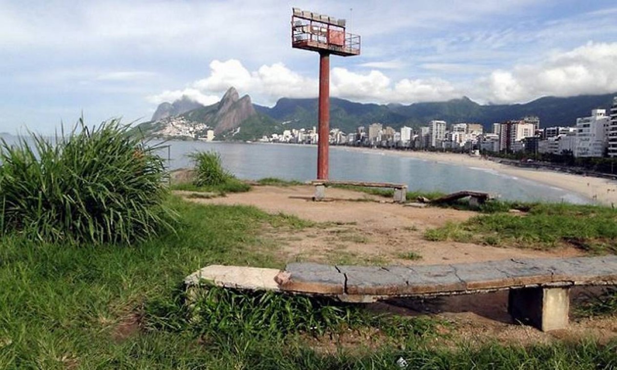 Bancos quebrados e mato enfeiam uma das mais belas paisagens do Rio, no Arpoador - Jornal O Globo