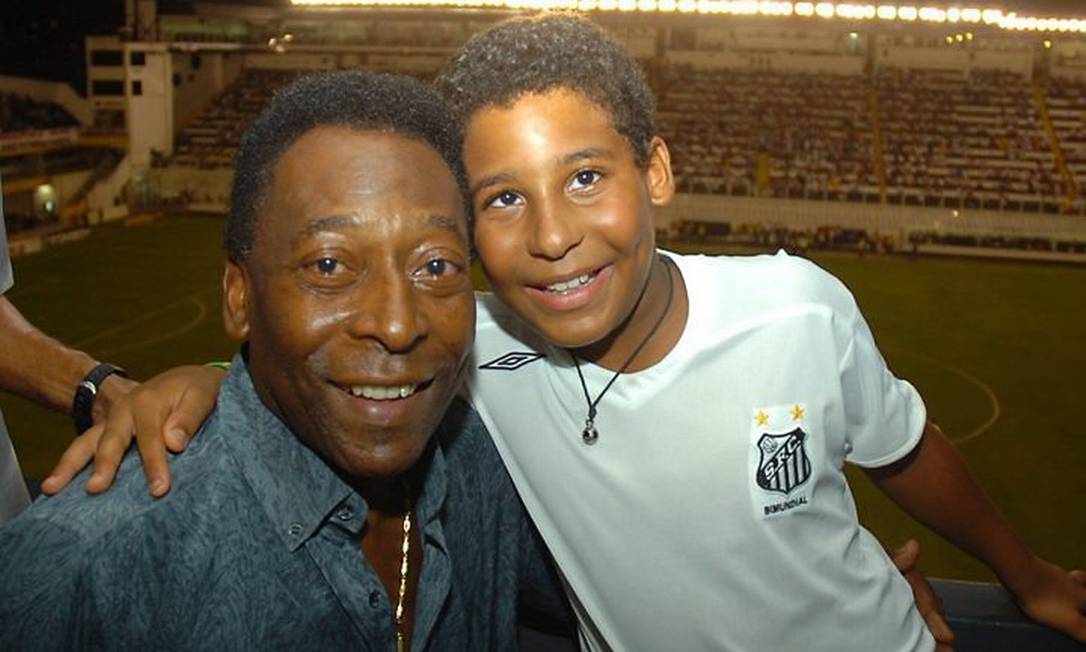 Filho mais novo de Pelé treina na escolinha do pai e sonha ser jogador ...