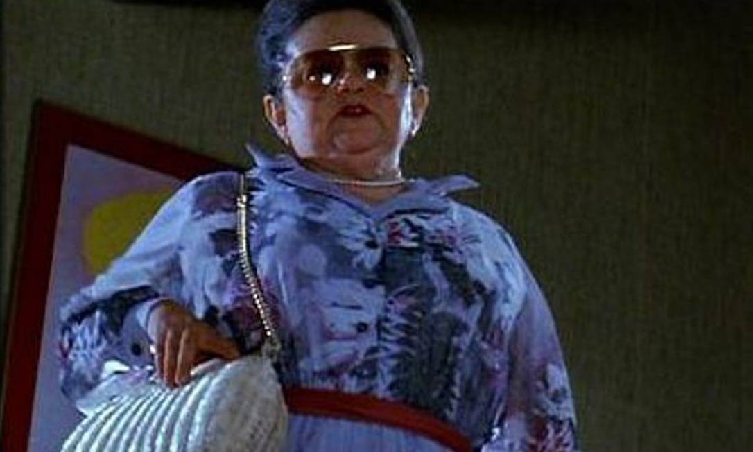 Zelda Rubinstein, atriz que viveu a paranormal de 'Poltergeist', morre ...