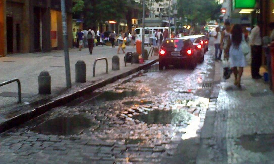 Vazamento de esgoto na Rua da Quitanda, no Centro, incomoda leitora ...