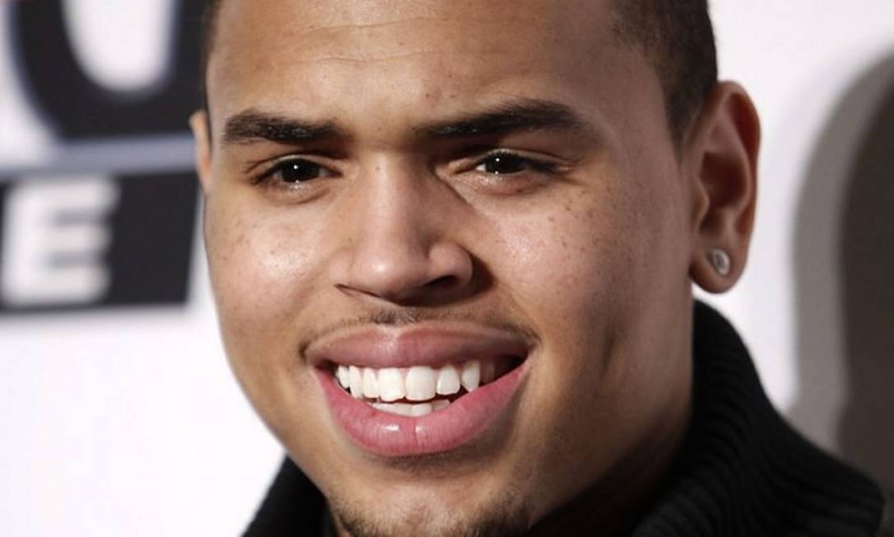 Larry King faz Chris Brown olhar foto de Rihanna machucada - Jornal O Globo