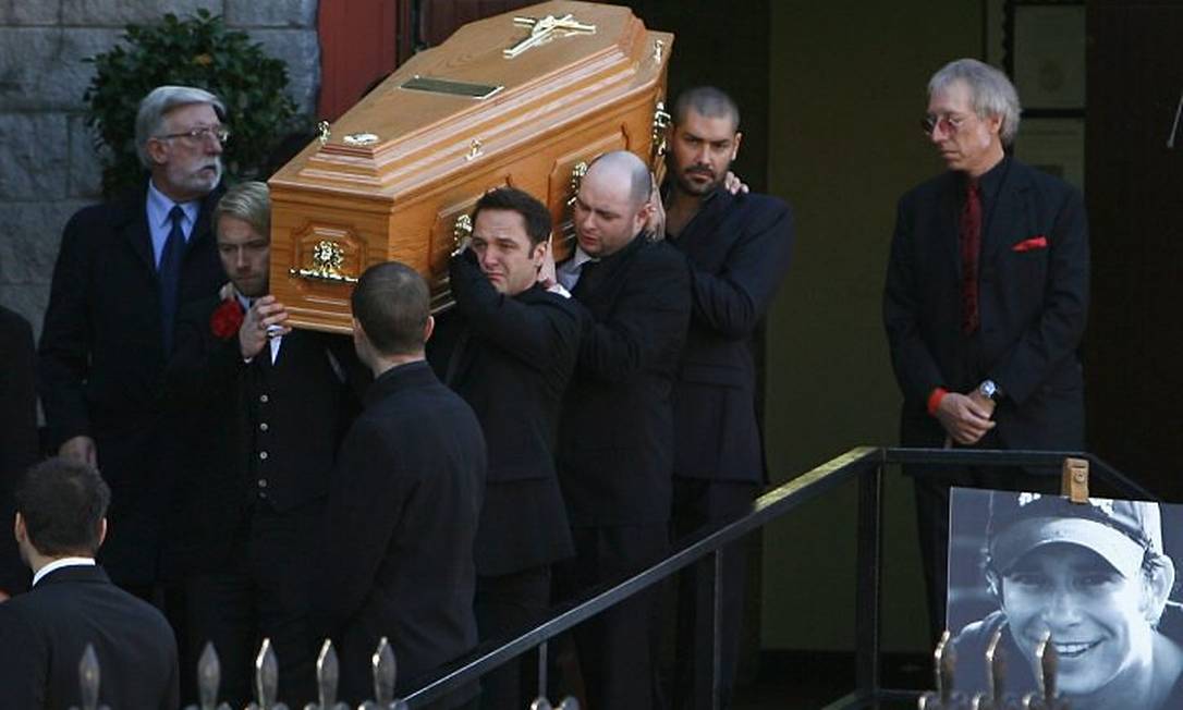 Fãs tomam as ruas de Dublin para funeral de vocalista do Boyzone ...