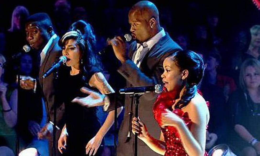 Amy Winehouse faz backing vocal para a afilhada - Jornal O Globo