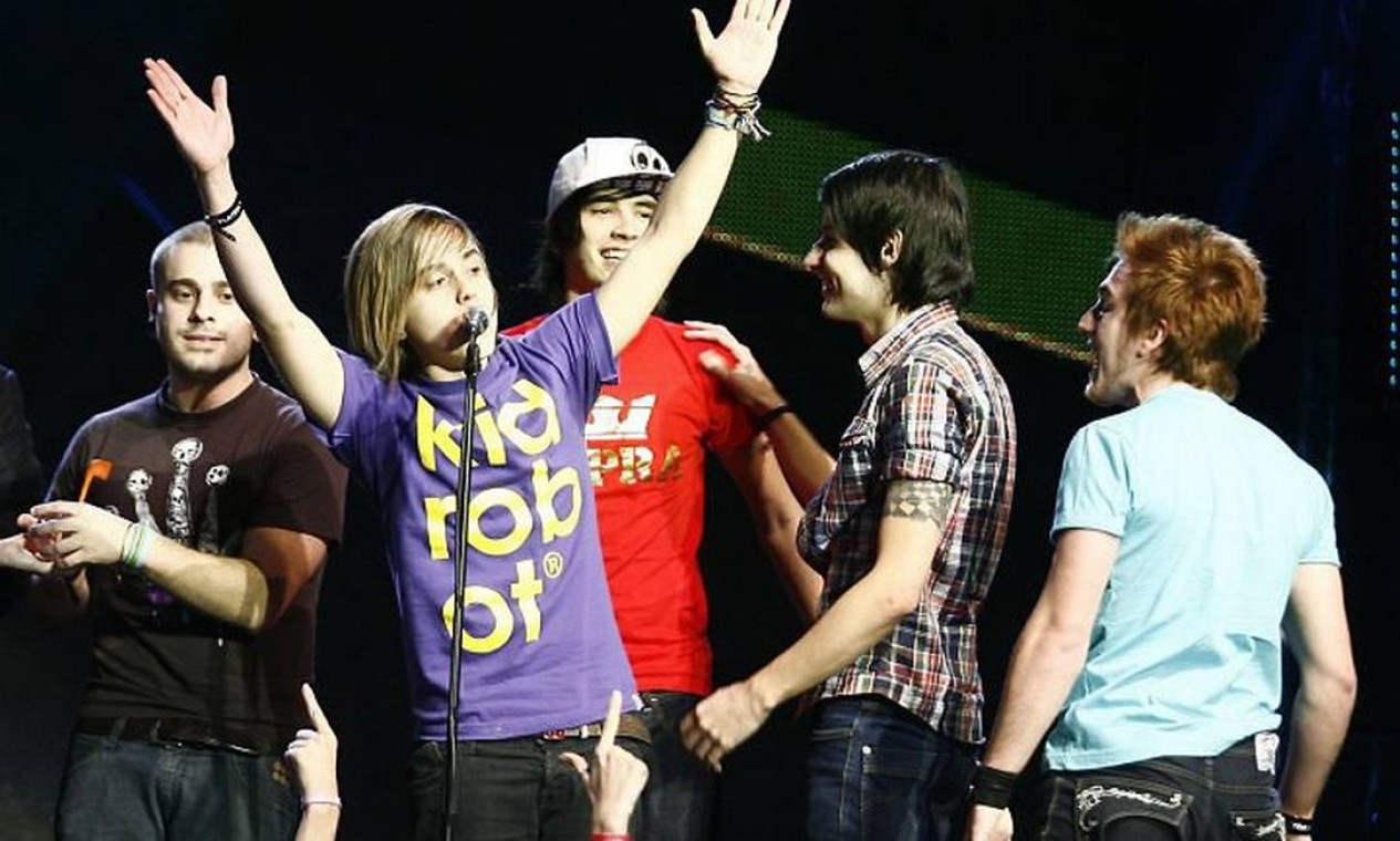 Banda Cine causa histeria e cantor do Jota Quest diz sentir-se como ...