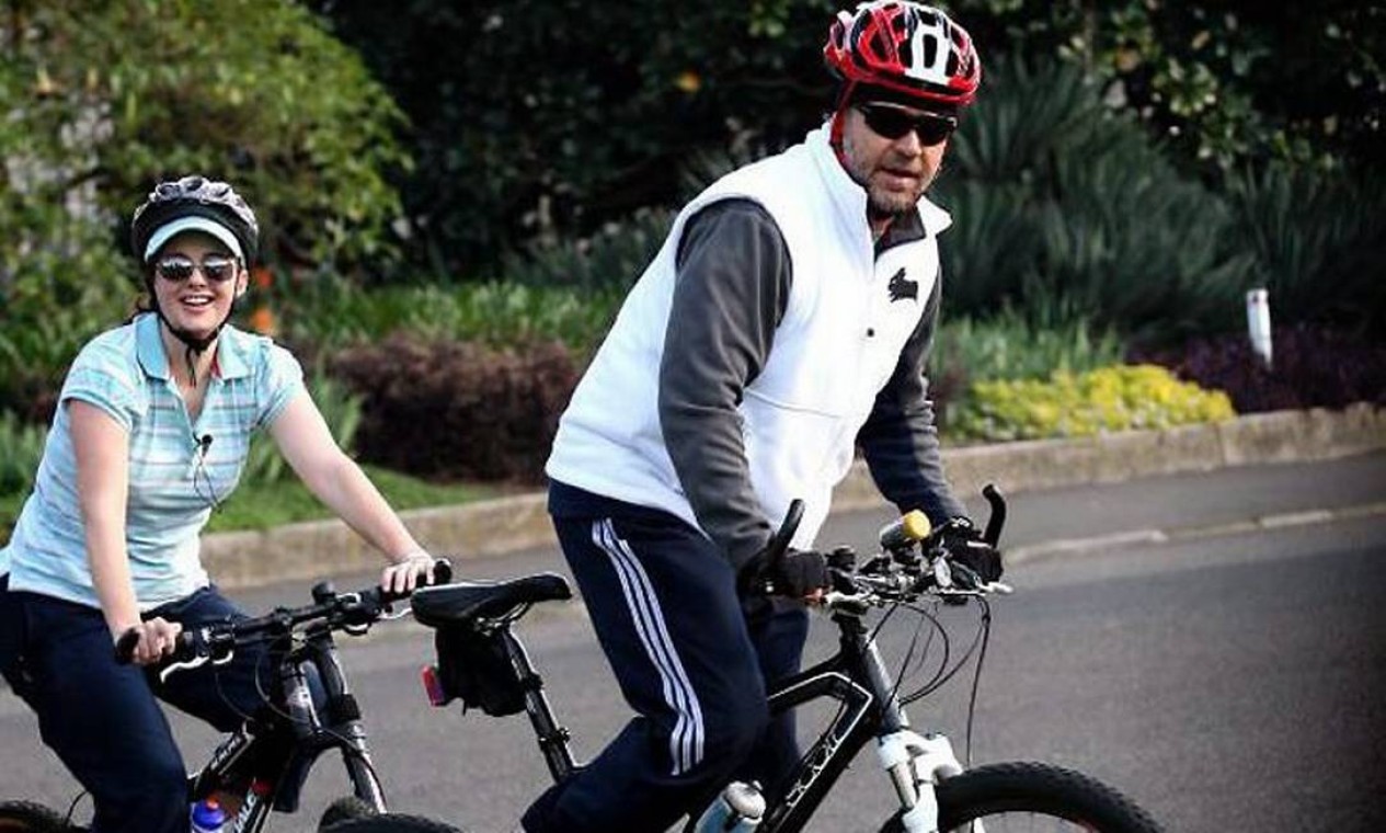 Gordinho, mas ágil: Russell Crowe desafia repórter em passeio de ...