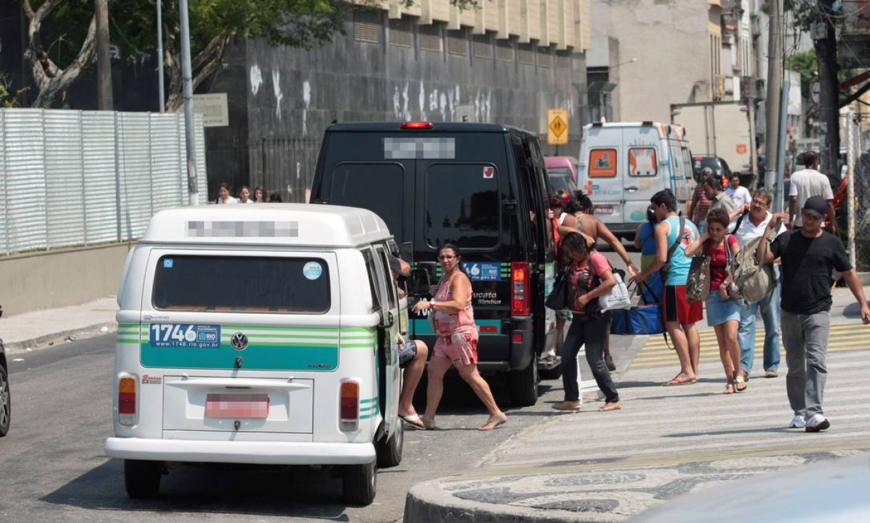 As desventuras enfrentadas pelos passageiros de kombis e vans - Jornal ...