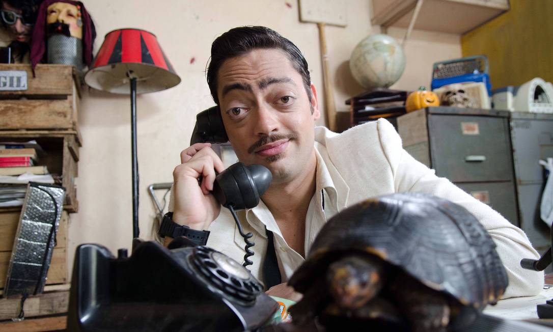 Fernando Caruso encarna o detetive Ed Mort no Multishow - Jornal O Globo