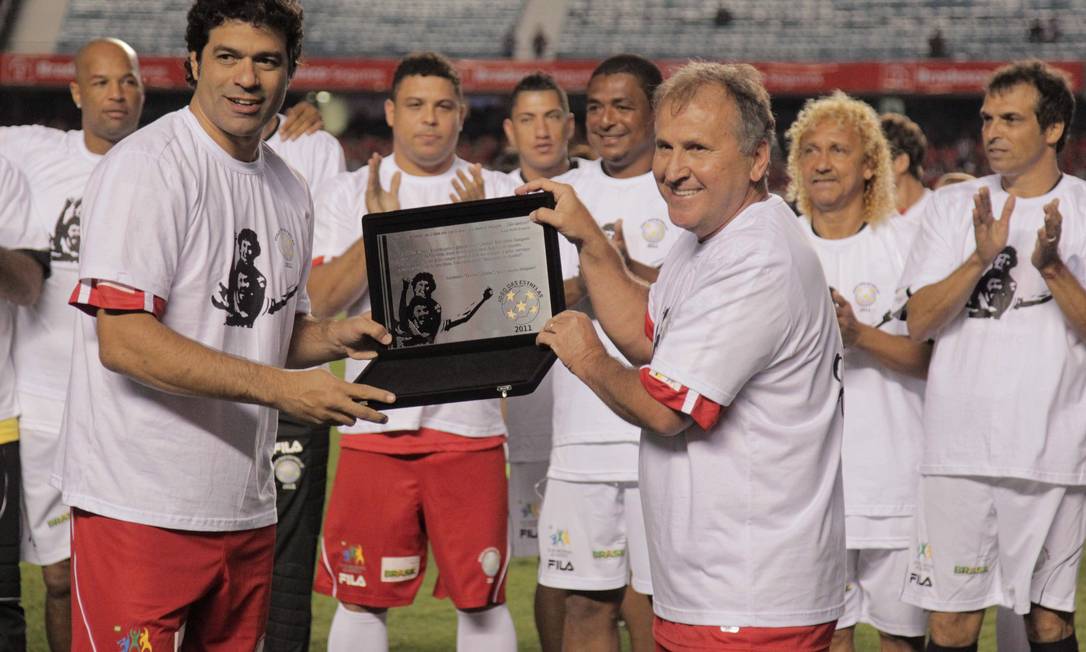 Jogo das Estrelas de Zico tem gols e homenagens a Sócrates - Jornal O Globo