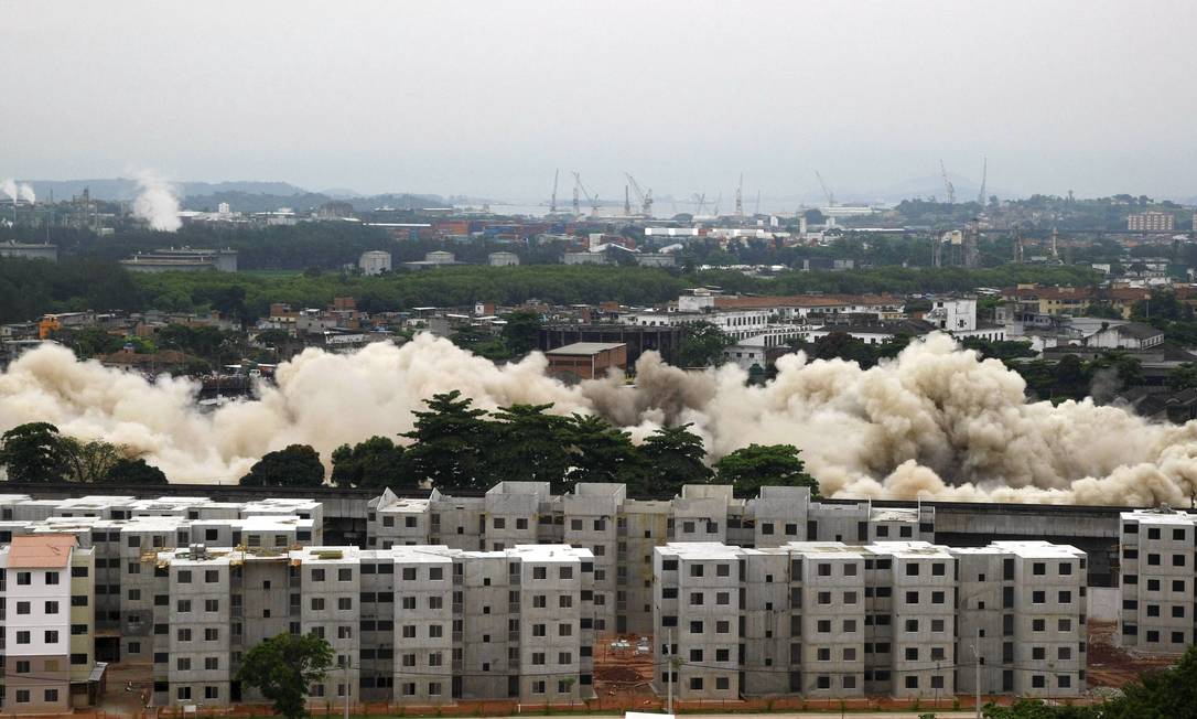 Implodidos quatro galpões da CCPL em Benfica - Jornal O Globo